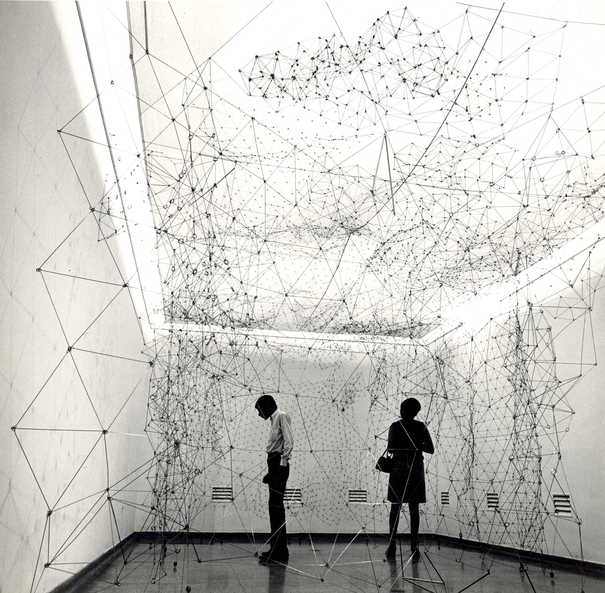 Gego. Weaving the Space In Between. - Yale University Press